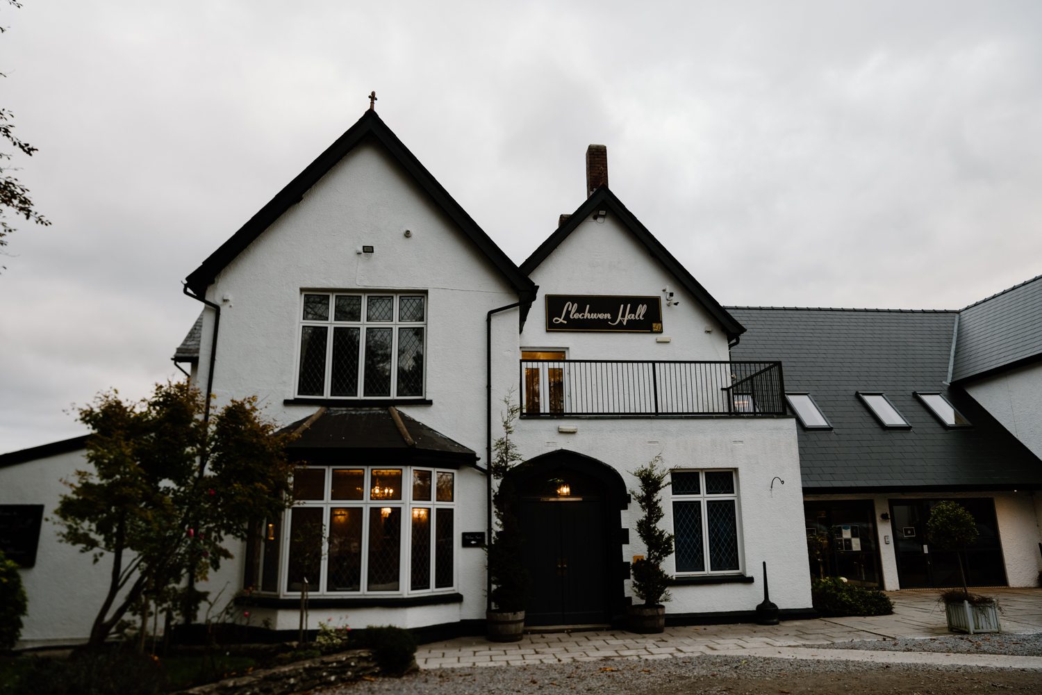 A RELAXED WINTER WEDDING WEDDING IN LLECHWEN HALL, SOUTH WALES – JODIE ...